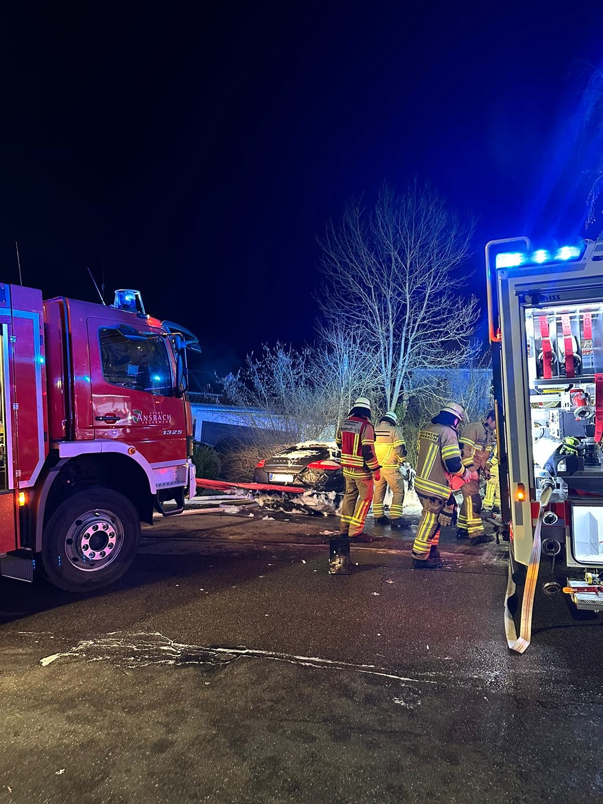 PKW Brand am Gebäude - Feuerwehr Ansbach